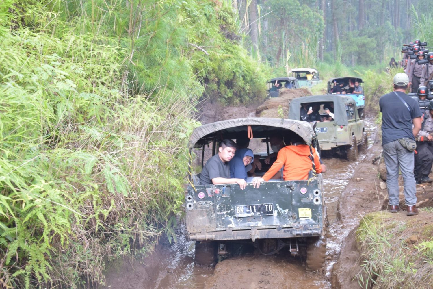Paket Wisata Offroad Naik Jeep Di Bandung Lembang, Menantang Banget!